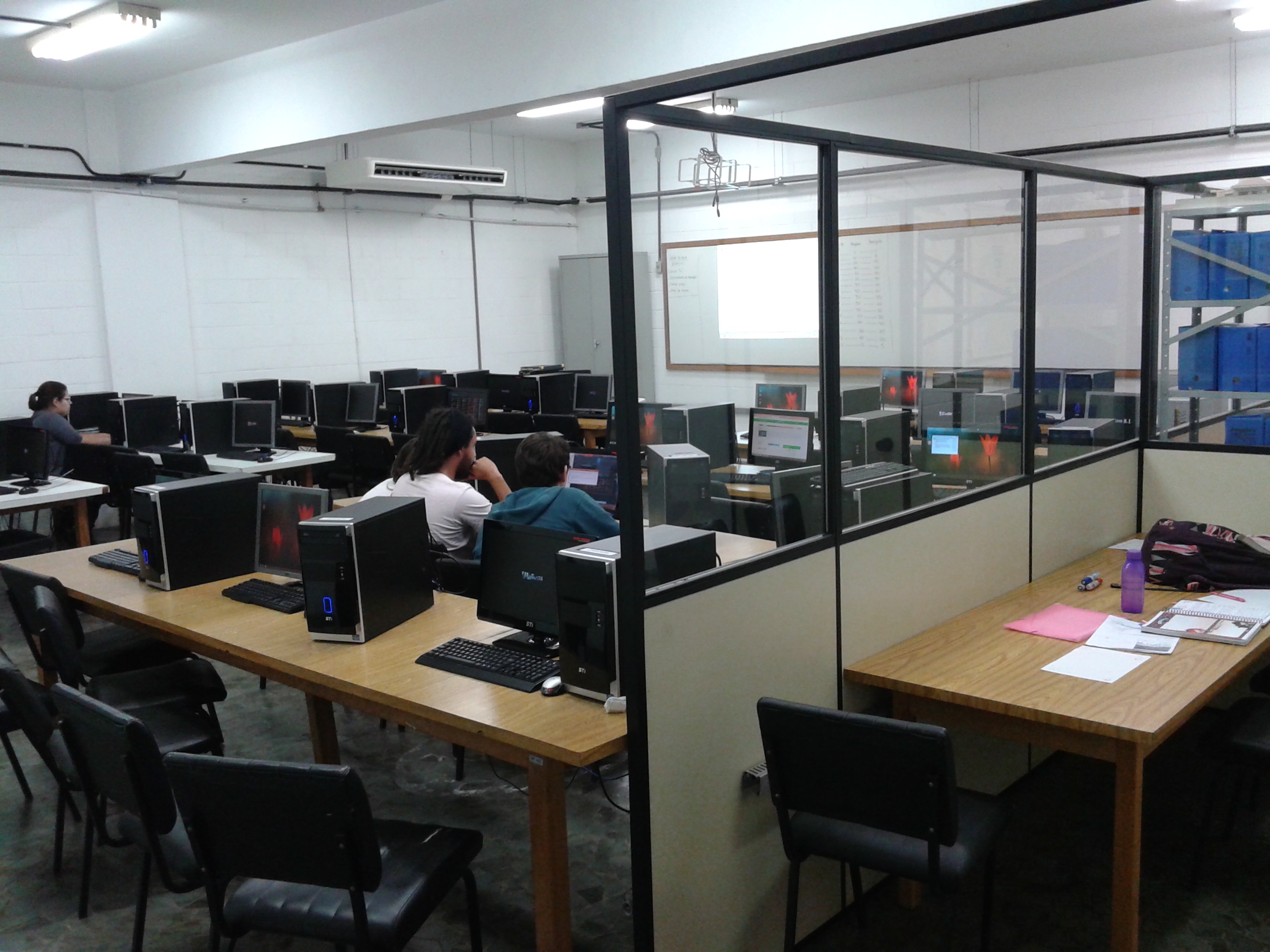 Laboratório de Informática - Engenharia Civil da Unisanta.